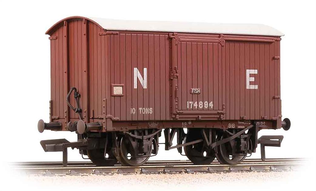 Bachmann OO 38-575A sh LNER 12 Ton Fish Van LNER Oxide